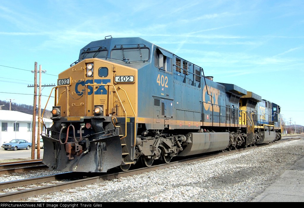 CSX 402 stopped